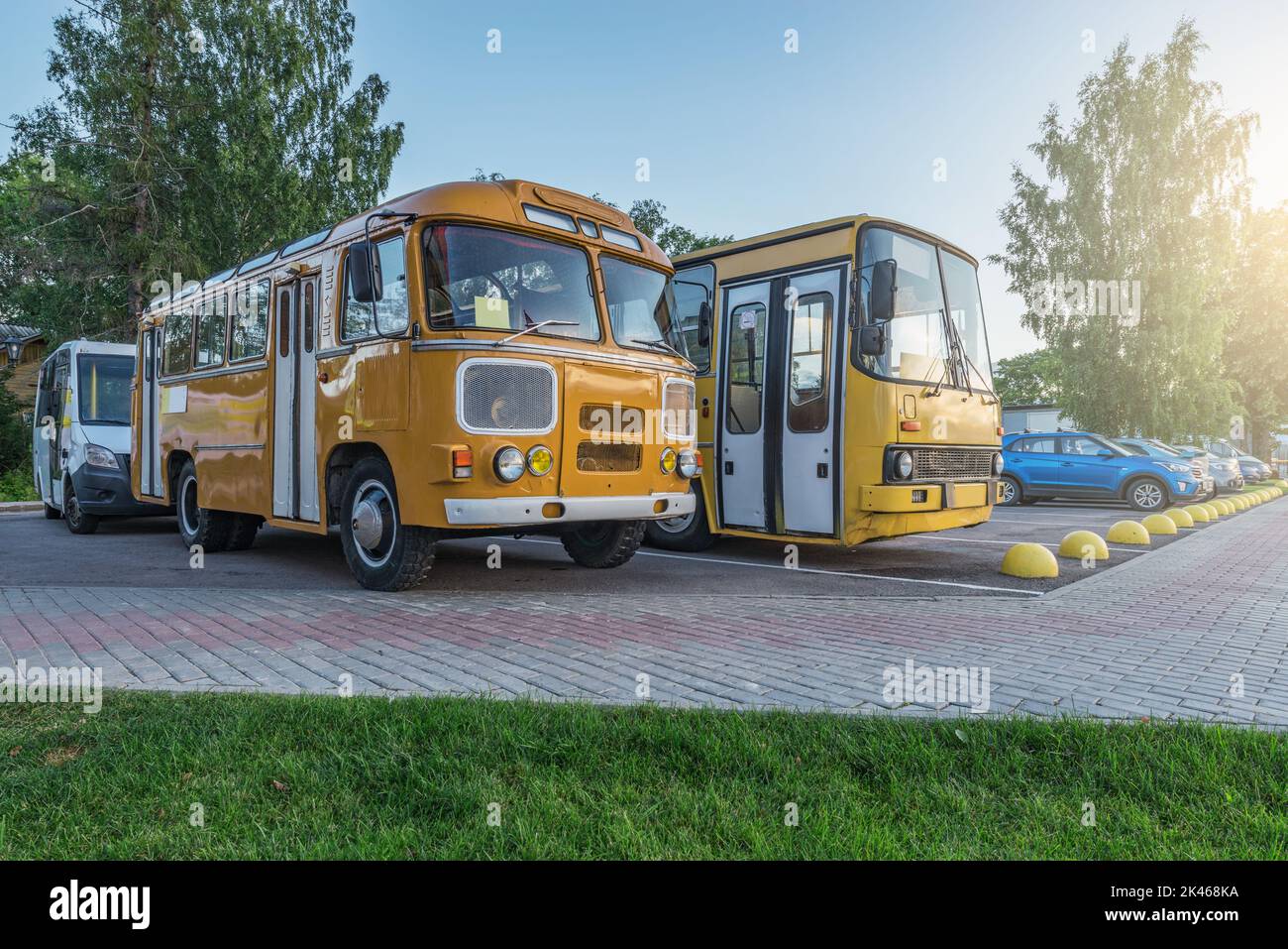 Buses stand hi-res stock photography and images - Alamy