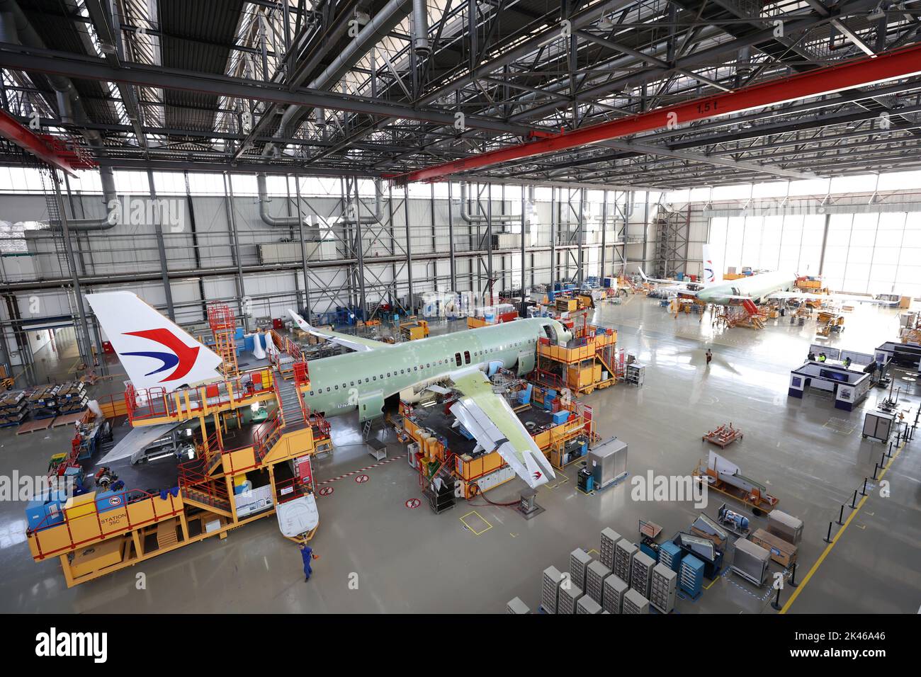 (220930) -- BEIJING, Sept. 30, 2022 (Xinhua) -- Staff members work at ...