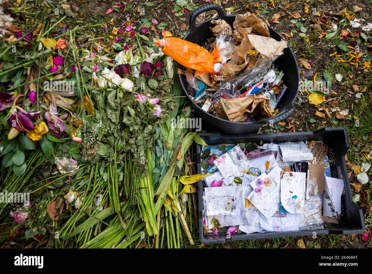 Volunteers remove plastic packaging hi-res stock photography and images ...