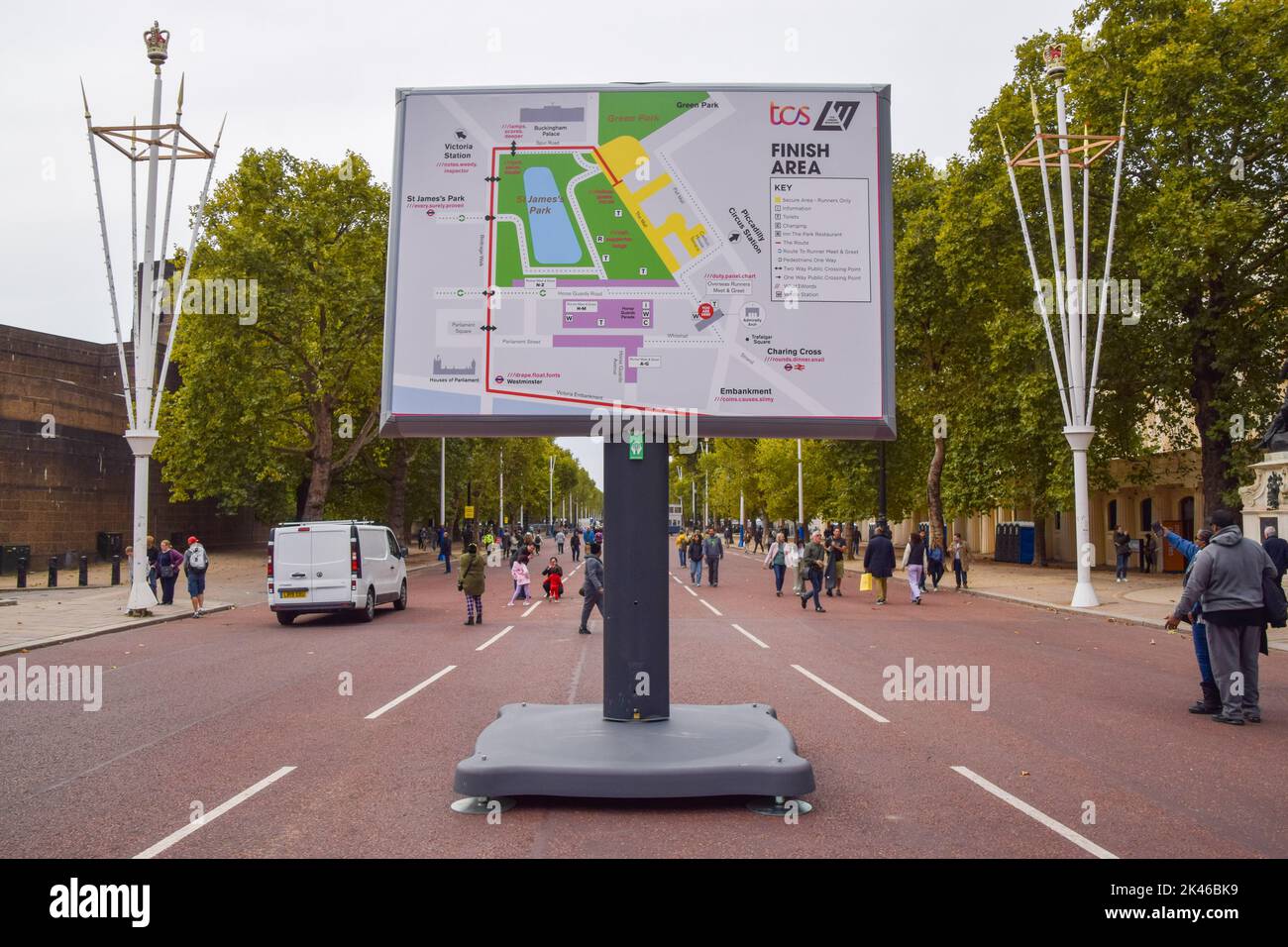 London marathon 2022 finish hi-res stock photography and images - Alamy