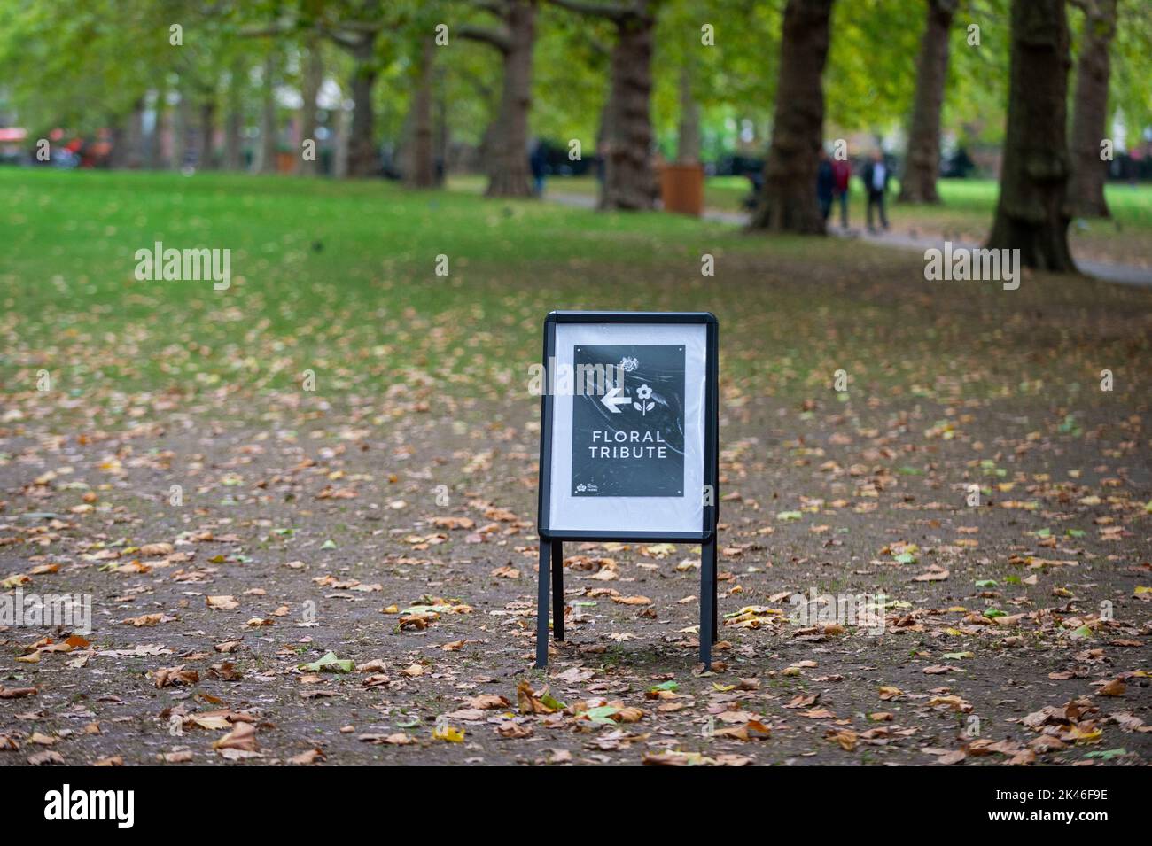 London, UK. 30 September 2022. A floral tribute sign in Green Park as ...