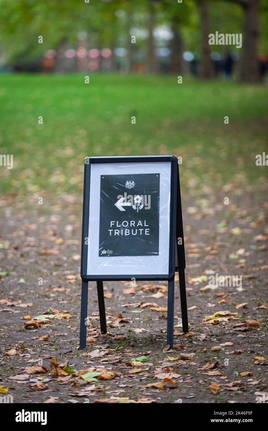 London, UK. 30 September 2022. A floral tribute sign in Green Park as ...