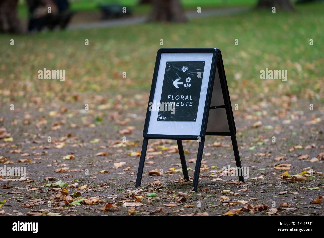 London, UK. 30 September 2022. A floral tribute sign in Green Park as ...