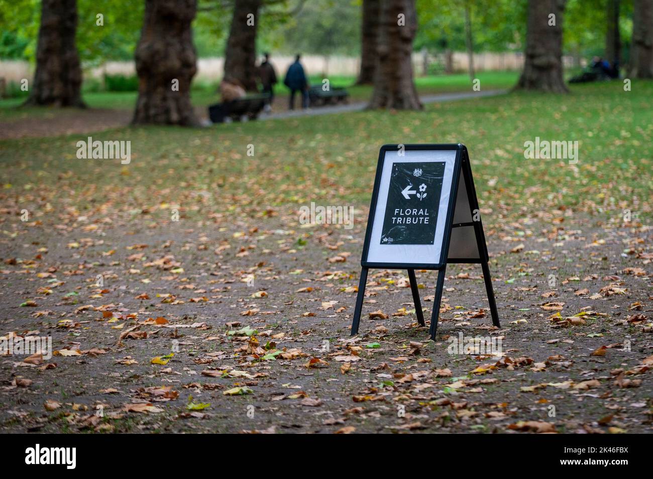 London, UK. 30 September 2022. A floral tribute sign in Green Park as ...