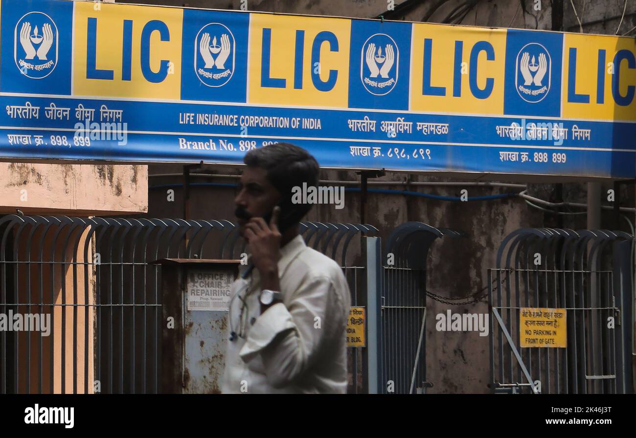 Mumbai, Maharashtra, India. 29th Sep, 2022. A man talks on a mobile ...