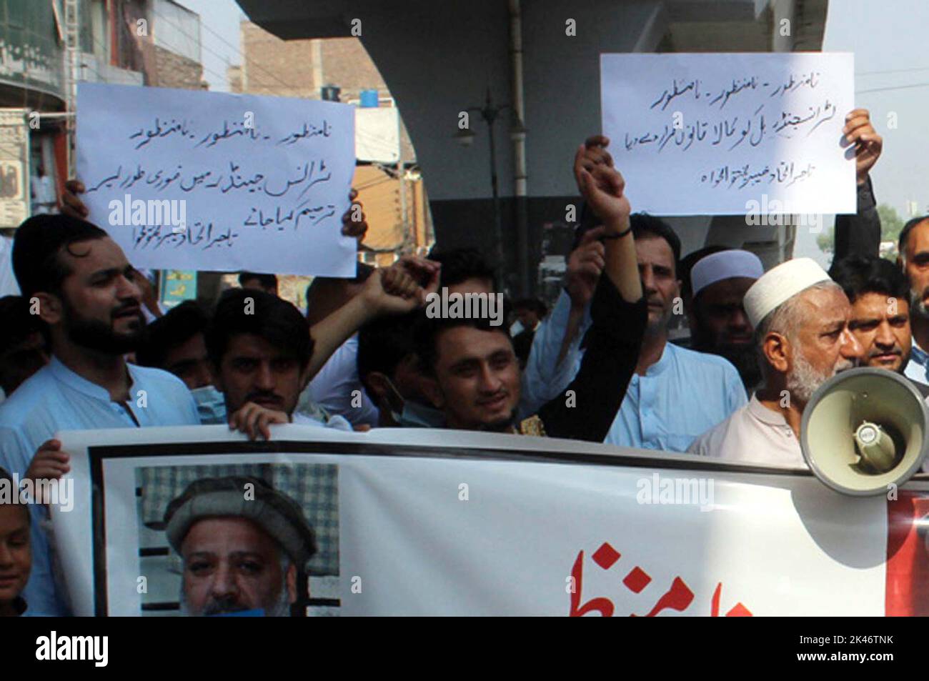 Hyderabad, Pakistan. 30th Sep, 2022. Members of Tajir Ittehad Khyber ...