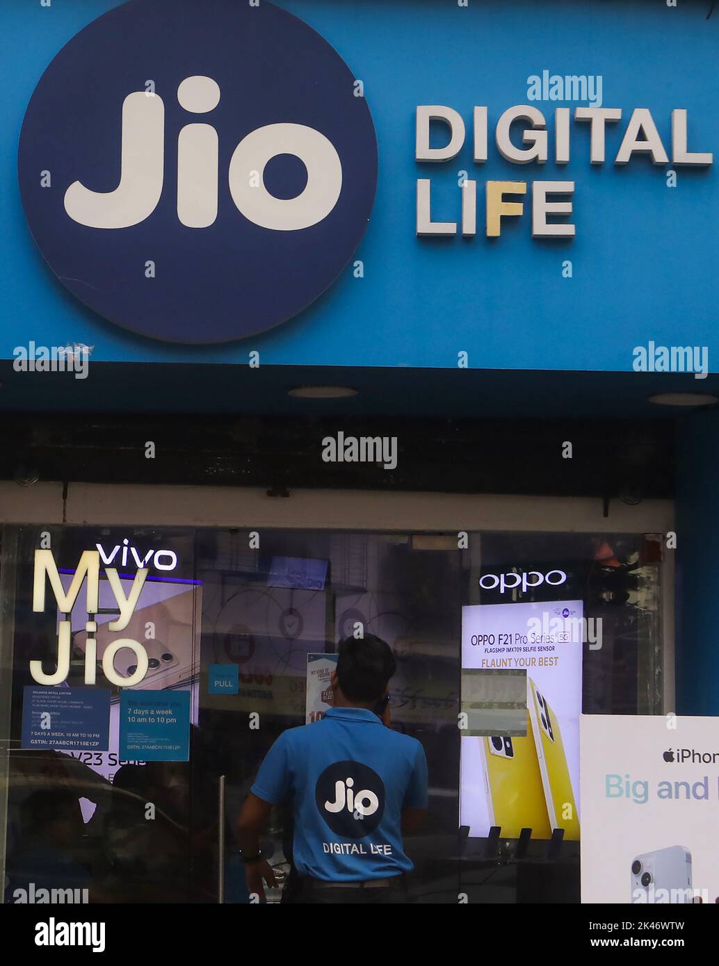 Mumbai, Maharashtra, India. 29th Sep, 2022. An employee enters the Jio ...