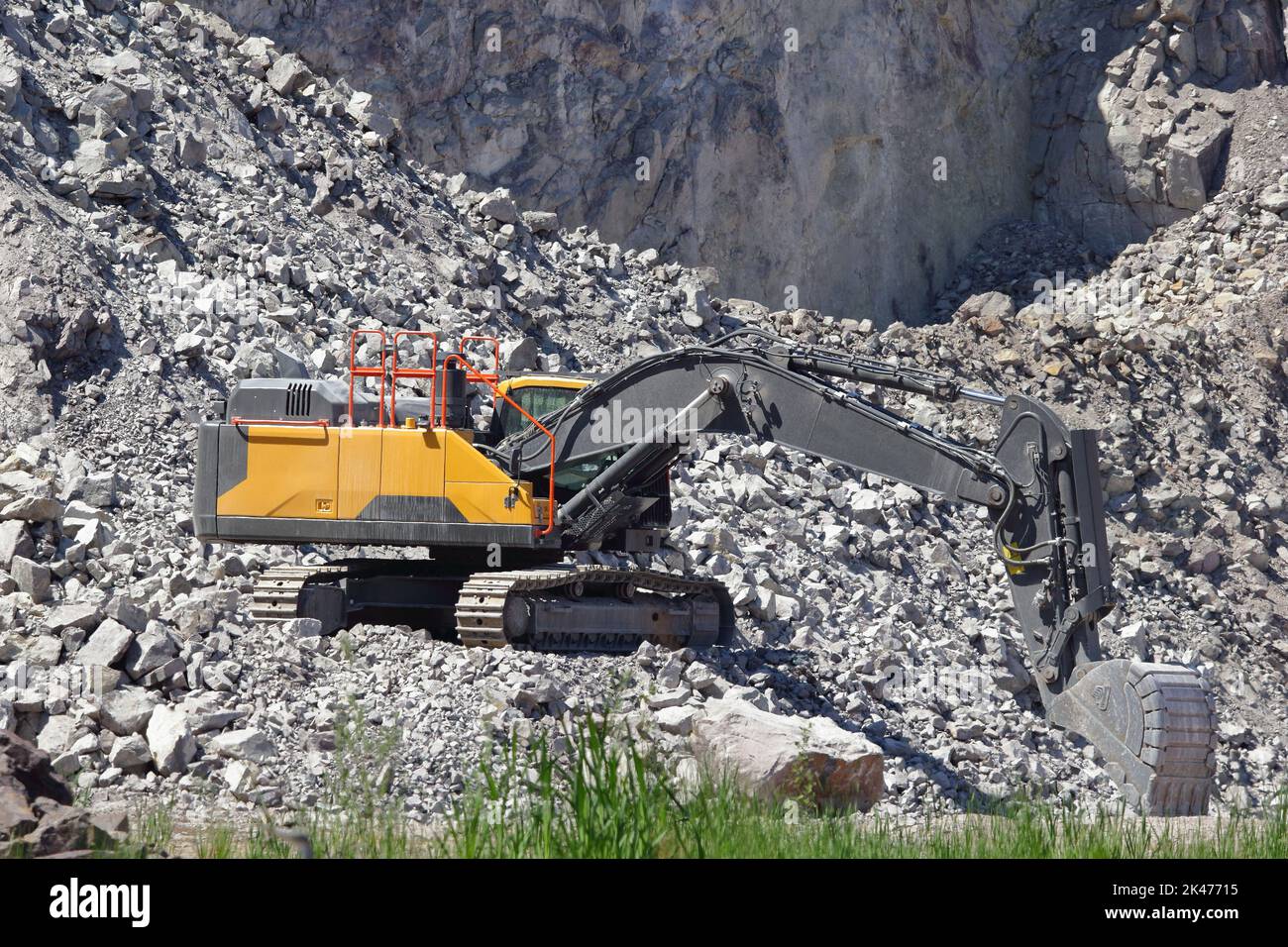 Heavy excavator yellow crawler hi-res stock photography and images - Alamy