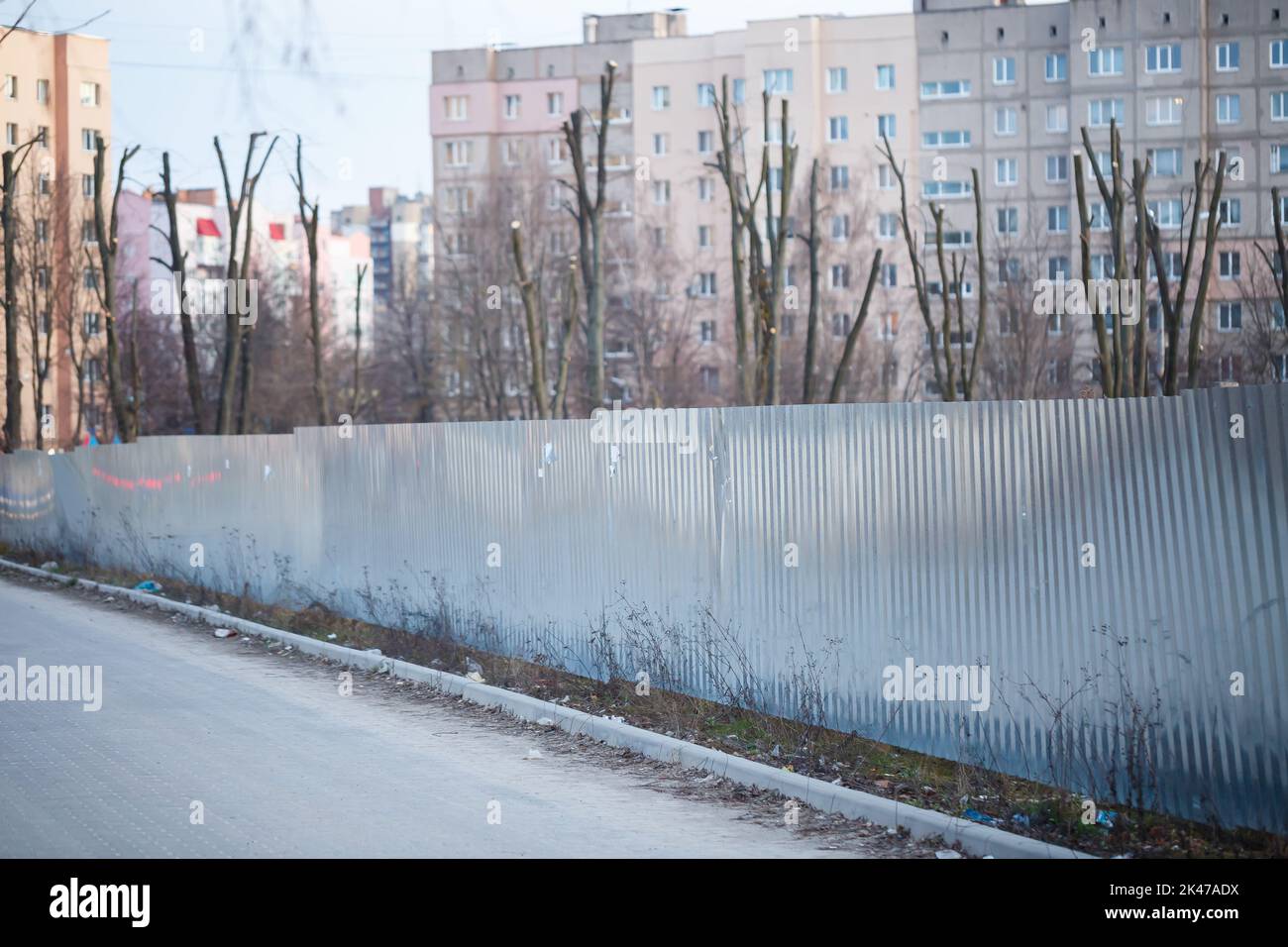 Silver Metal Fence, Concrete Border Stock Photo - Alamy