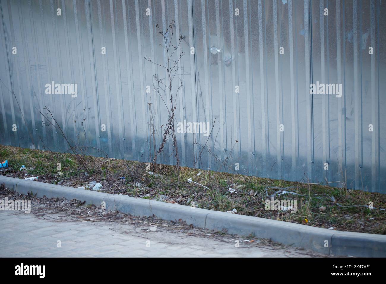 Silver Metal Fence, Concrete Border Stock Photo - Alamy