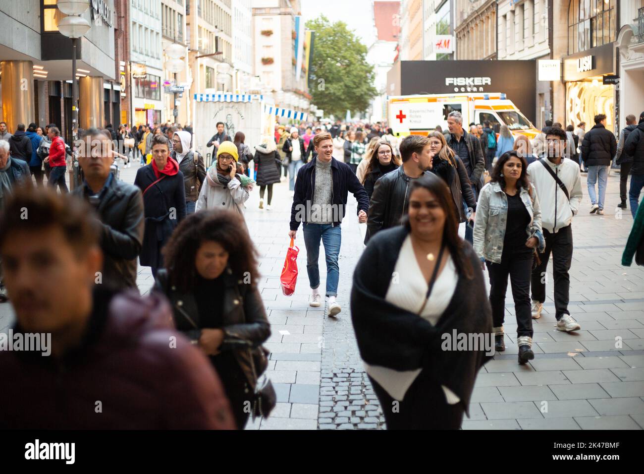Munich, Germany. 30th Sep, 2022. Many people are shopping or strolling ...
