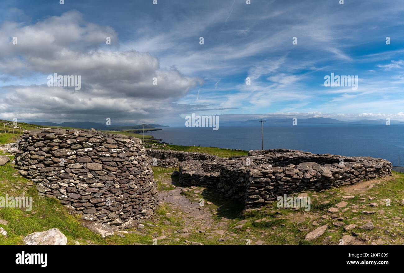 Ancient beehive stone hut hi-res stock photography and images - Alamy