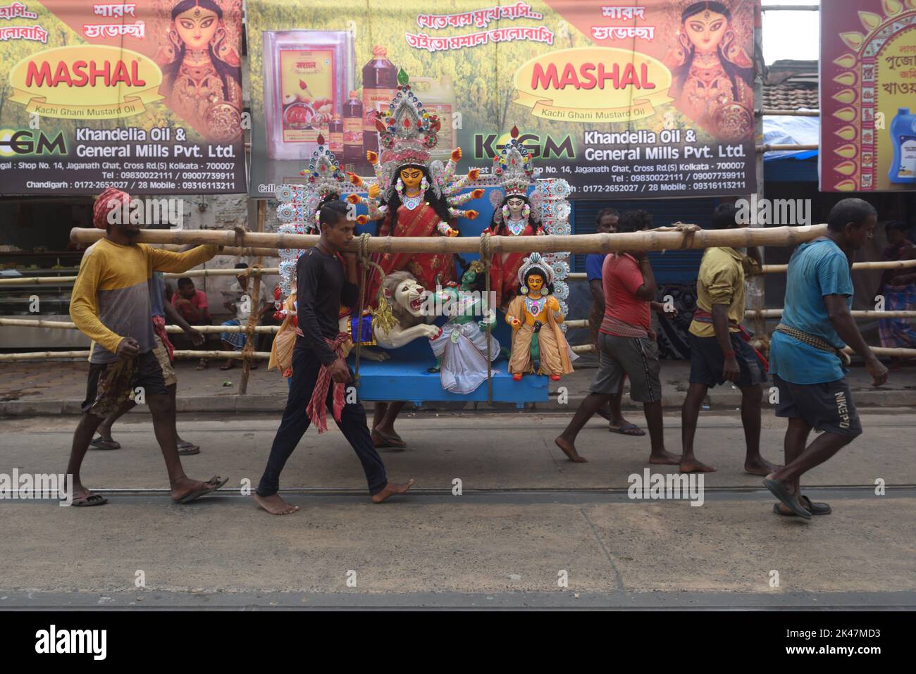 Kolkata, India. 30th Sep, 2022. September 30, Kolkata, India: Porters ...