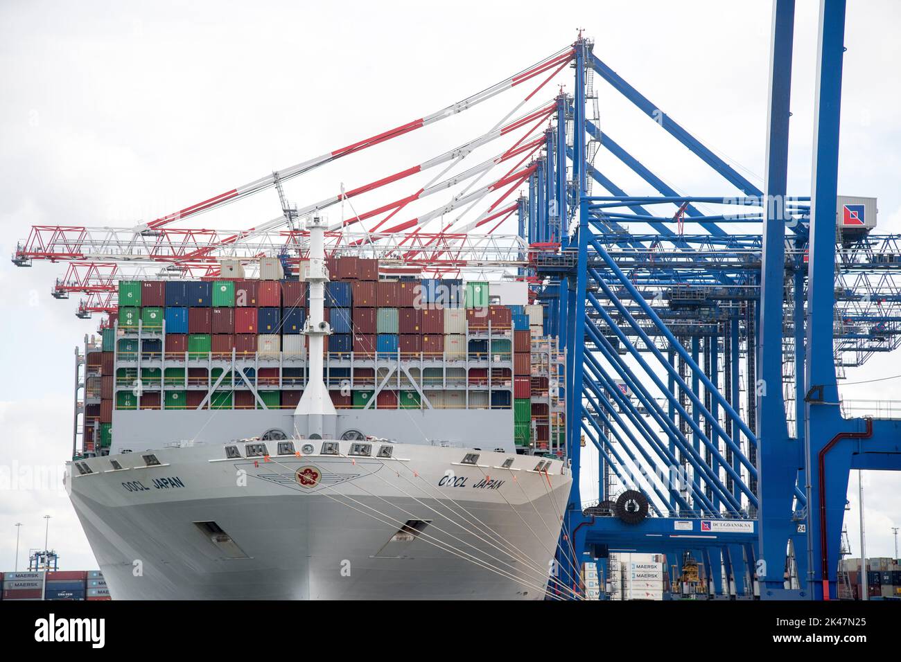 Oocl japan container ship hi-res stock photography and images - Alamy