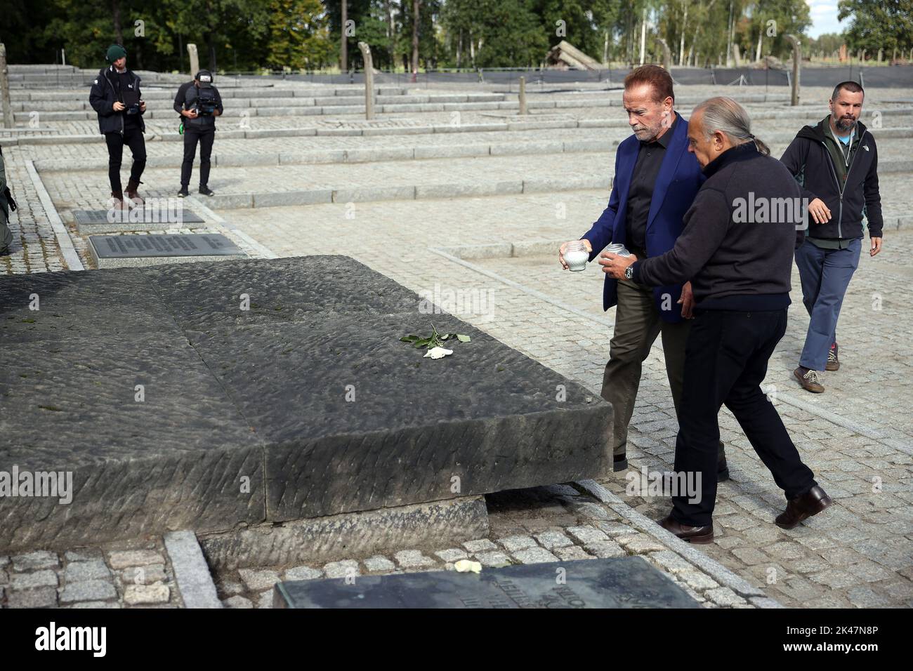 Actor Arnold Schwarzenegger pays tribute to the victims of Natzi ...