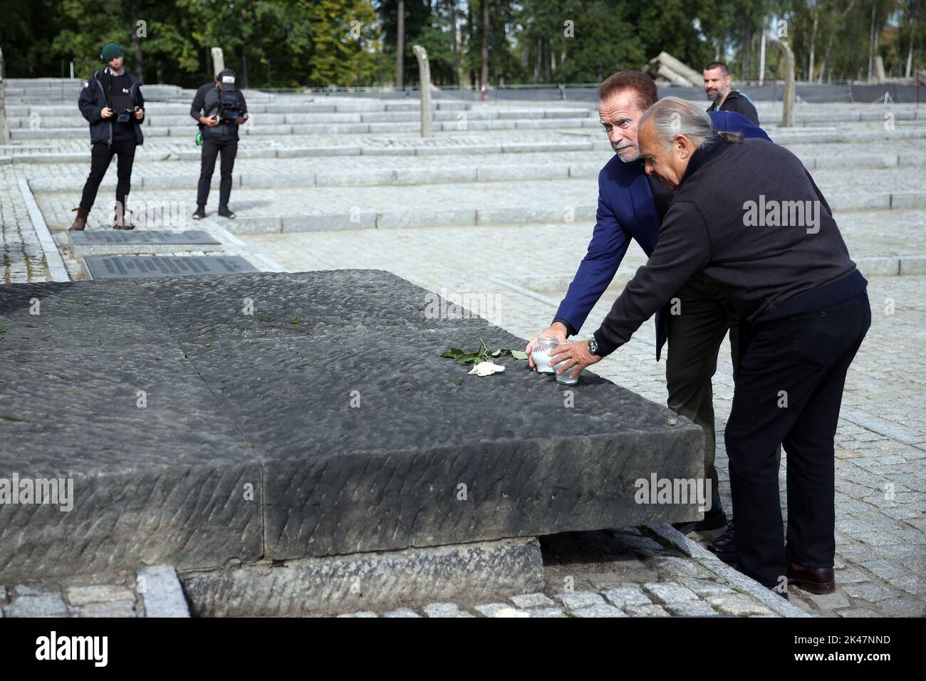 Actor Arnold Schwarzenegger pays tribute to the victims of Natzi ...