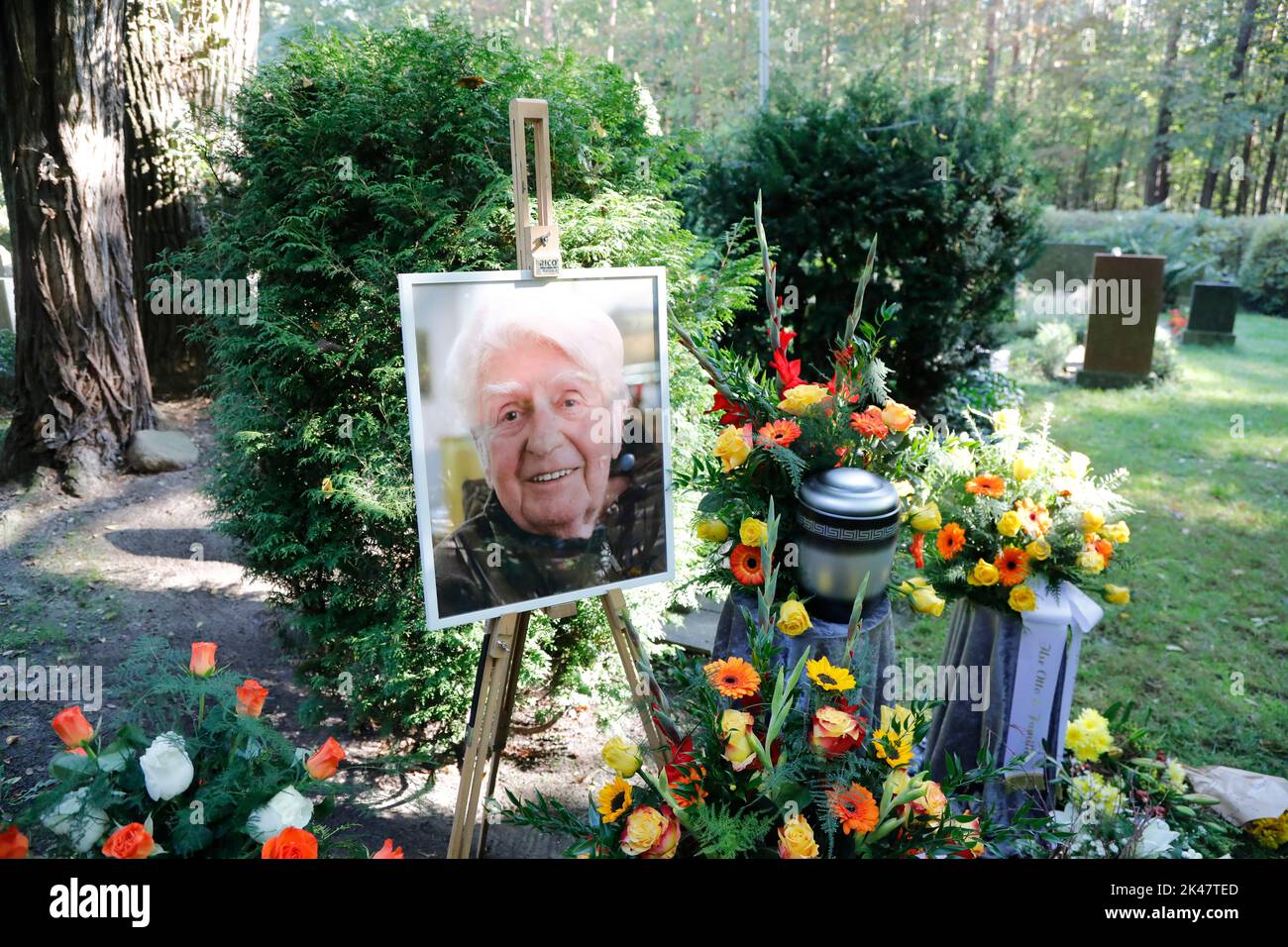 Urnengrab des Schauspielers Heinz Behrens auf dem Friedhof ...