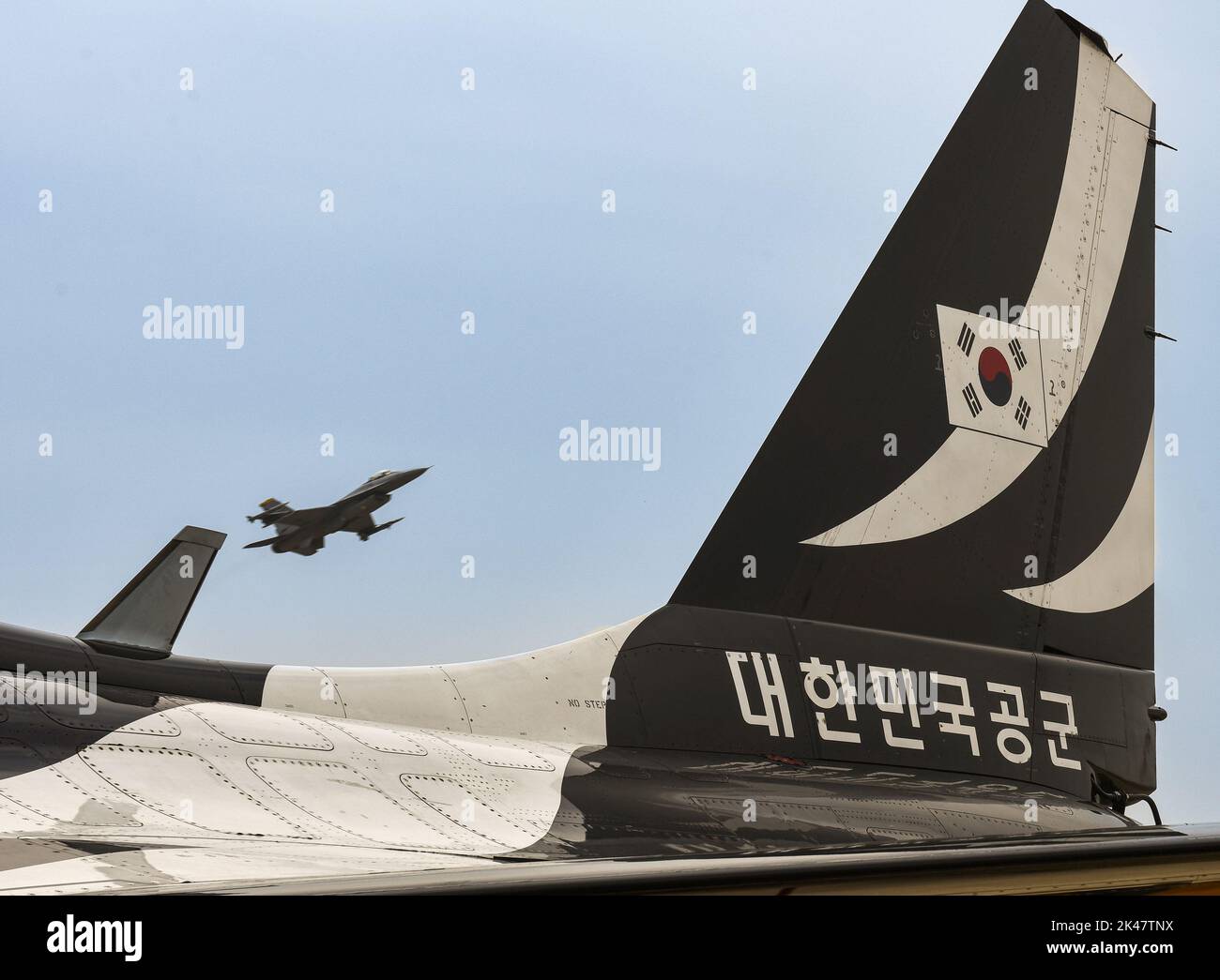 A U.S. Air Force F-16 Fighting Falcon, assigned to the 80th Fighter ...