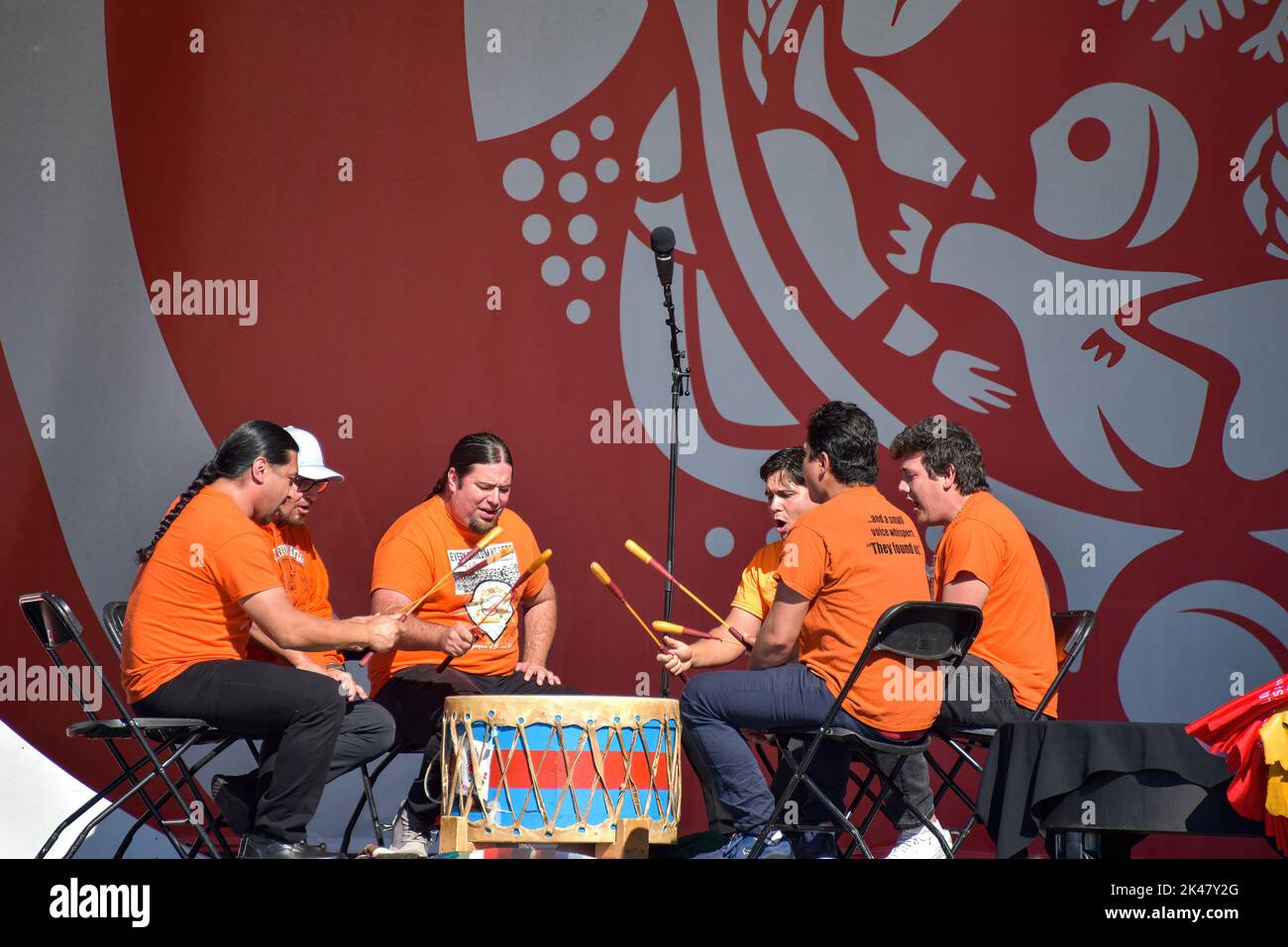 First nations drum circle canada hi-res stock photography and images ...