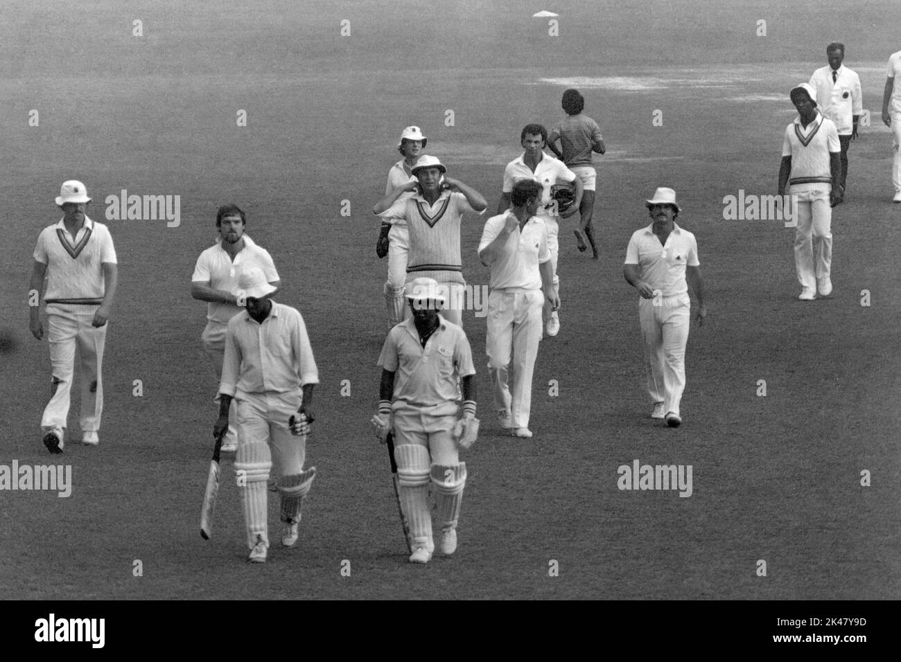 Teams walk off at close of play, Sri Lanka Cricket Board President's ...
