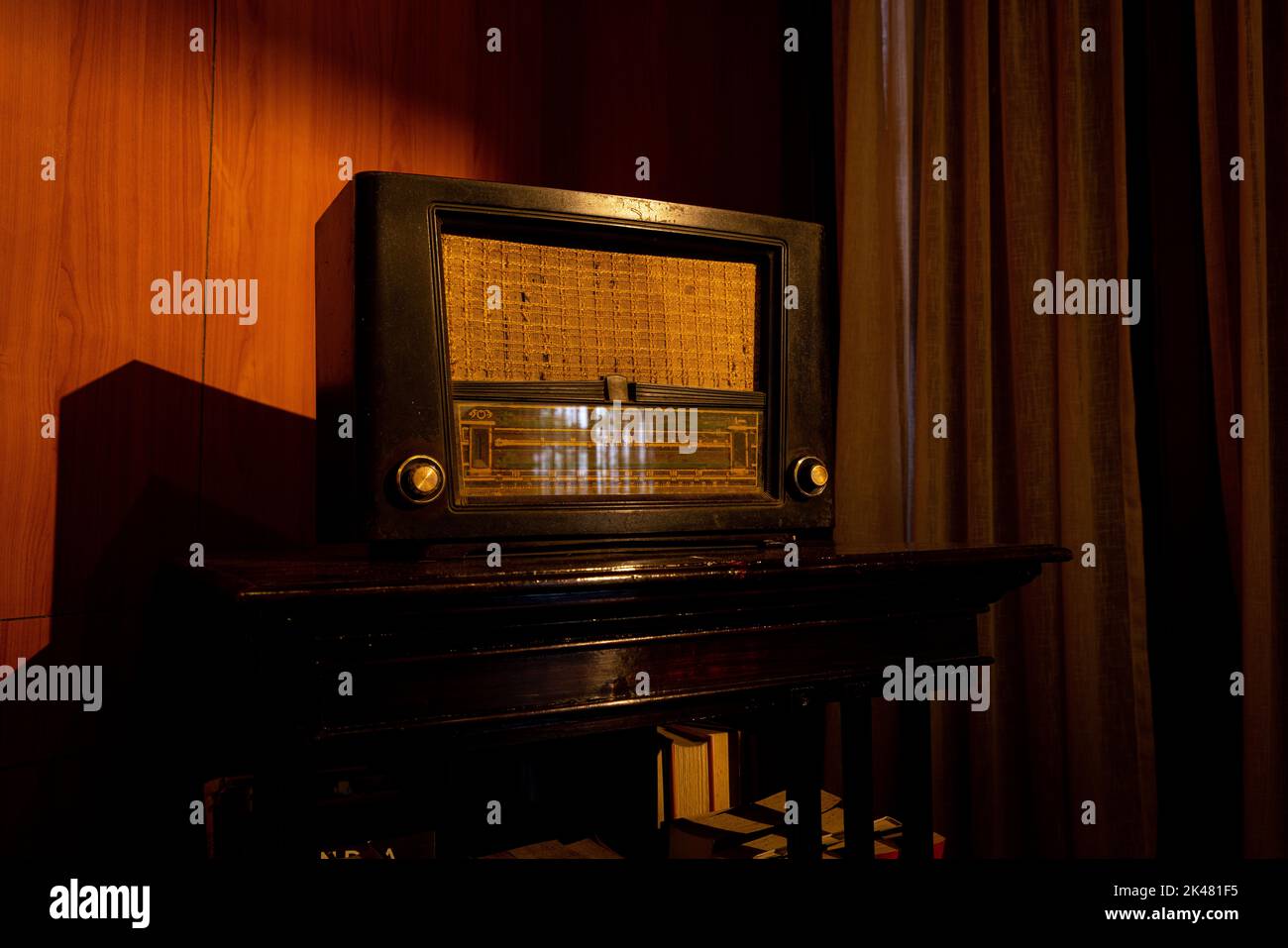 Transistor radio 1950s hi-res stock photography and images - Alamy