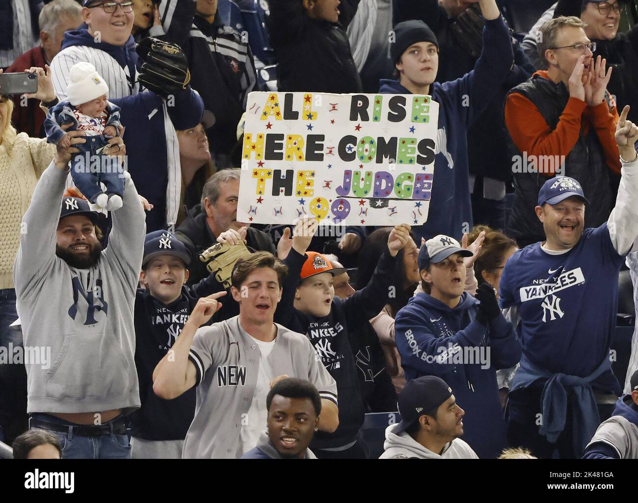 New york yankees fans hold hi-res stock photography and images - Alamy