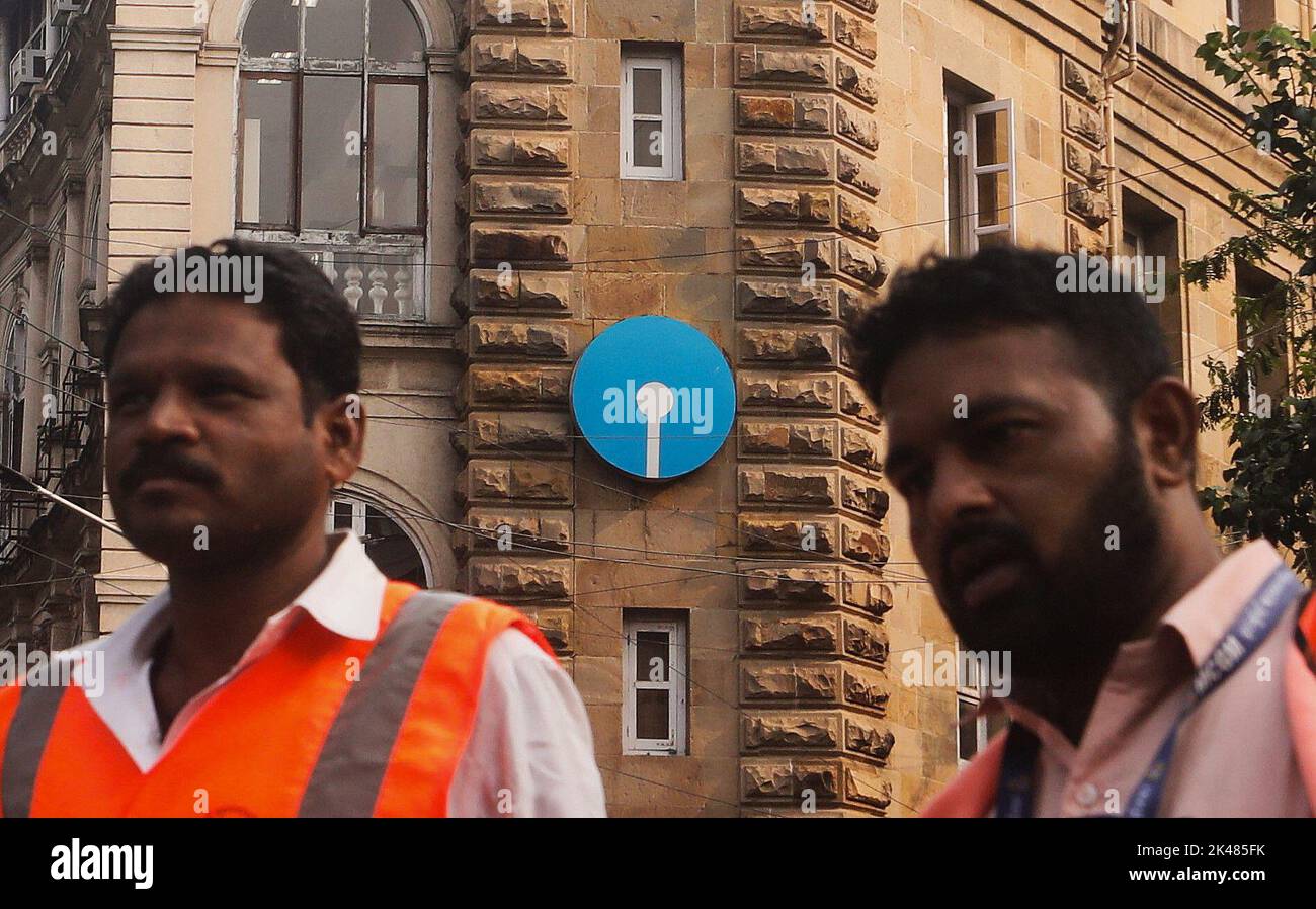 Mumbai, Maharashtra, India. 29th Sep, 2022. People walk past the State ...
