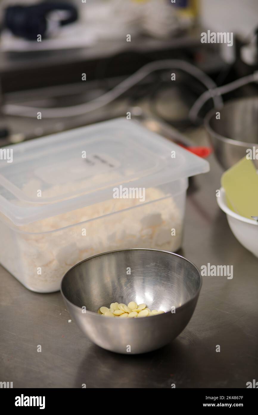 Chef topping icing drip cake hi-res stock photography and images - Alamy