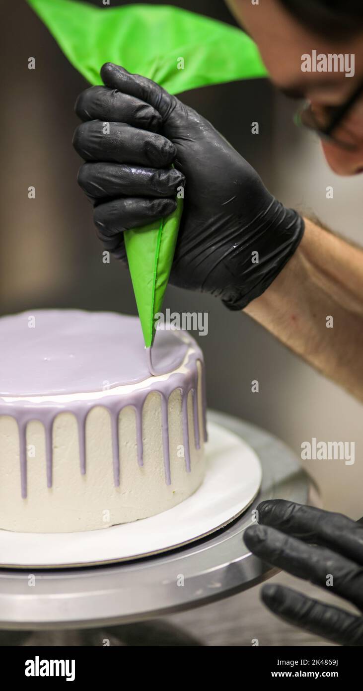 Decorating cake squeeze hi-res stock photography and images - Alamy