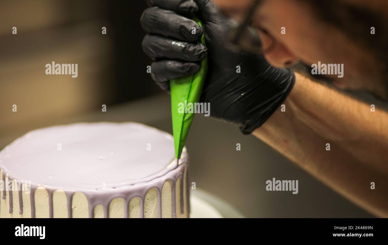Artisan using frosted filling piping hi-res stock photography and ...