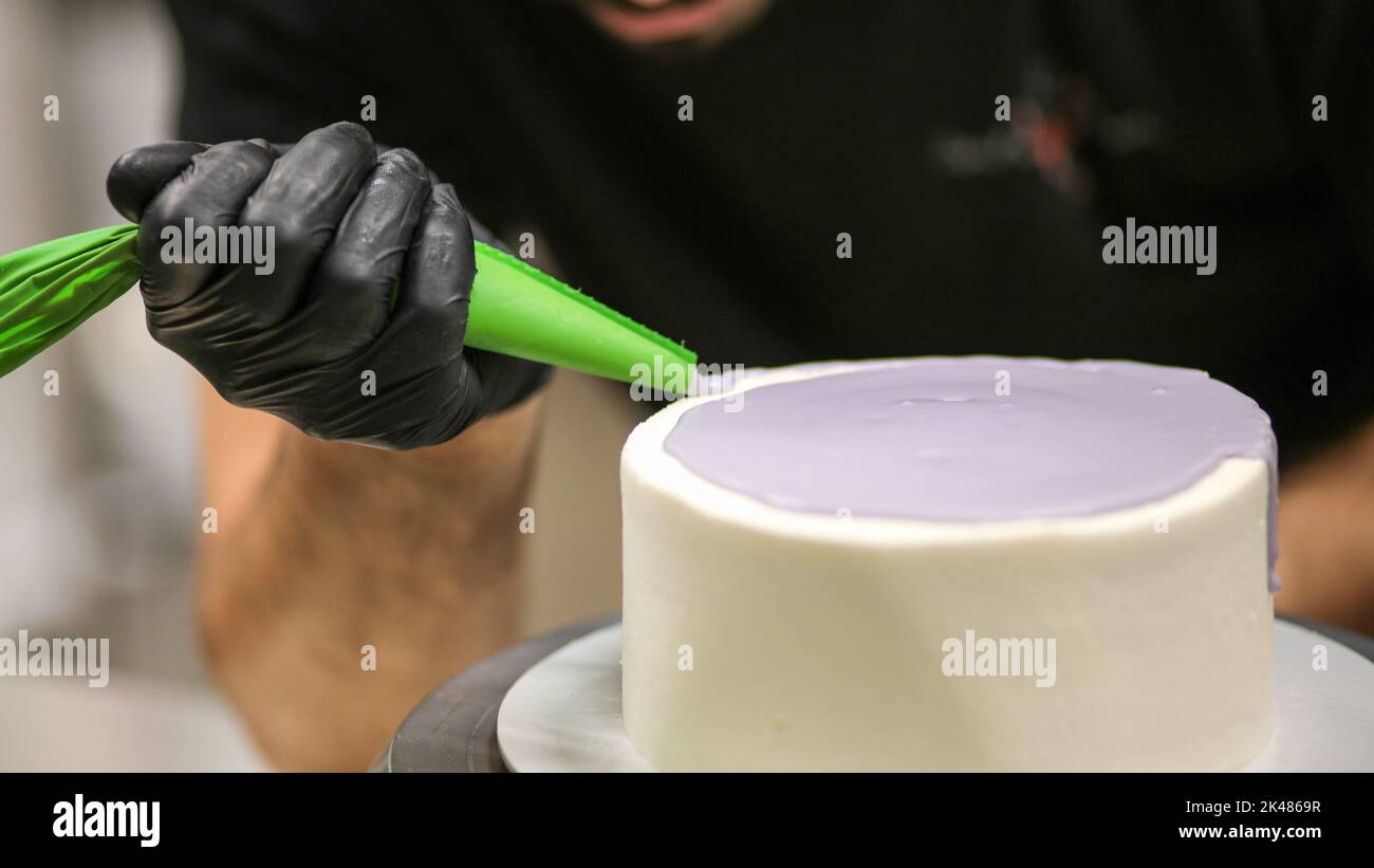 Pastry chef using icing hi-res stock photography and images - Alamy
