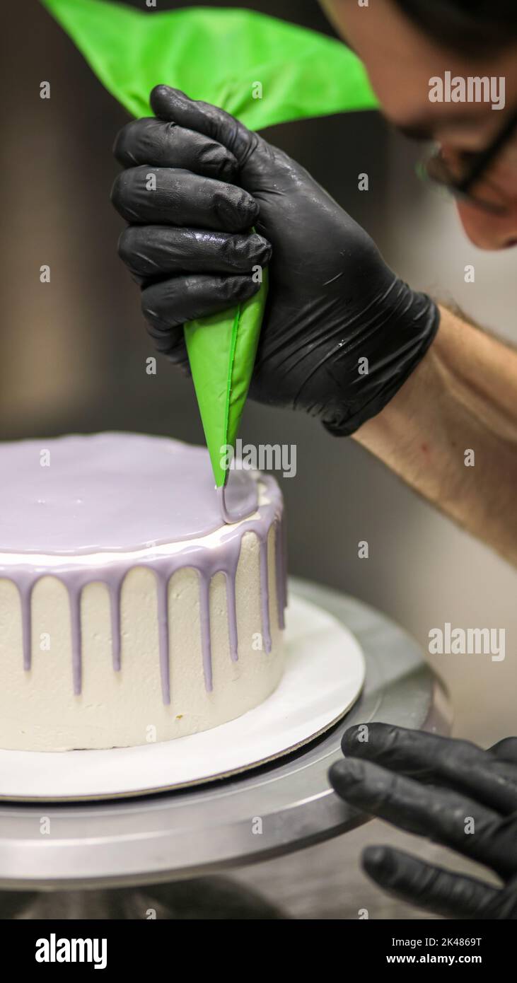 Decorating cake squeeze hi-res stock photography and images - Alamy