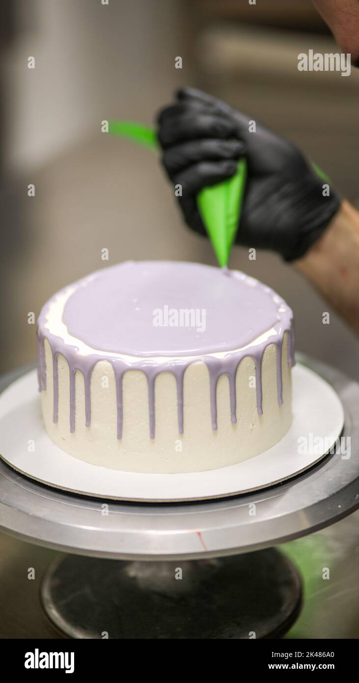 Pastry chef using piping hi-res stock photography and images - Alamy