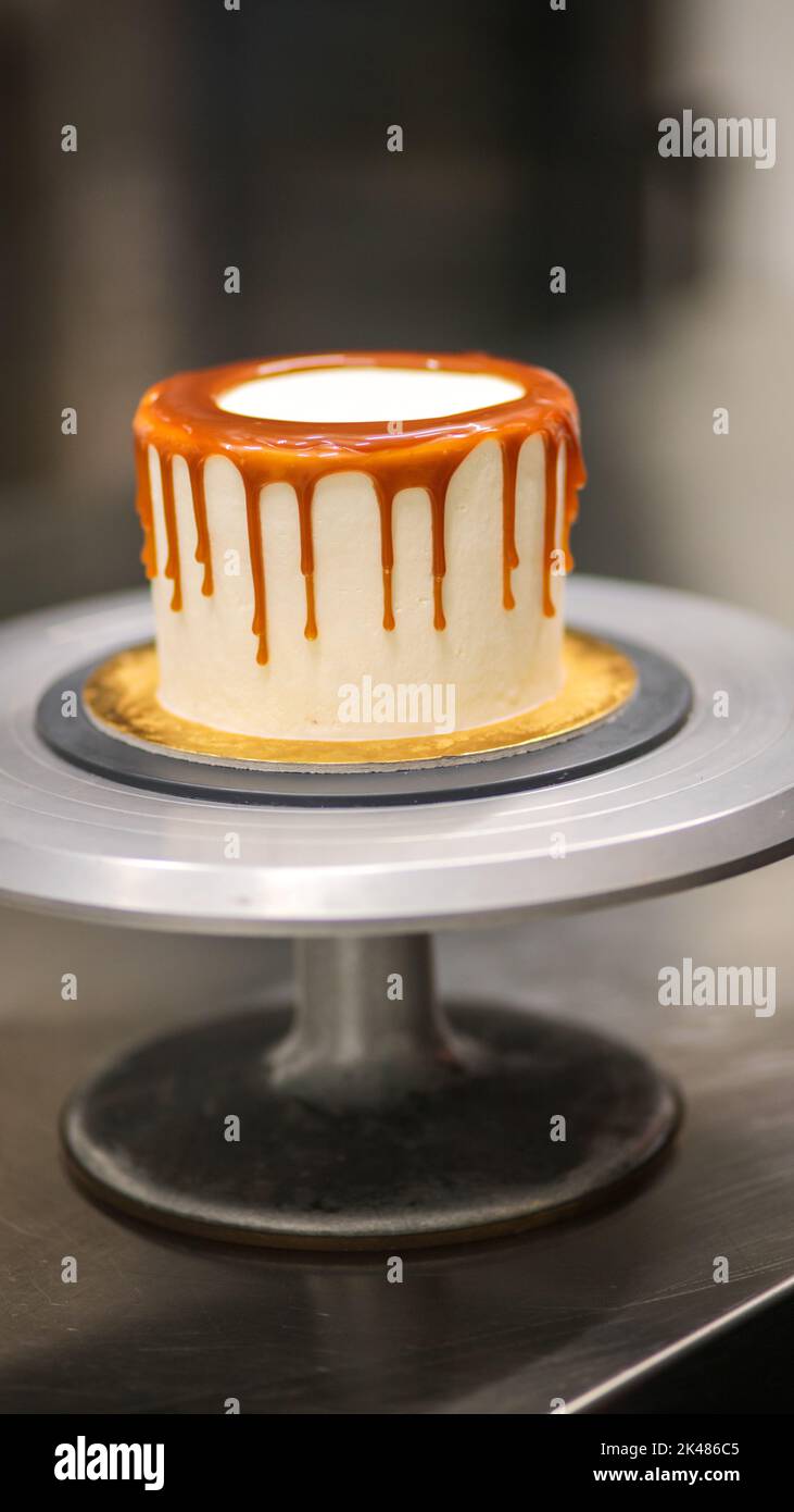 chef decorating the top of a frosted buttercream cake Stock Photo - Alamy