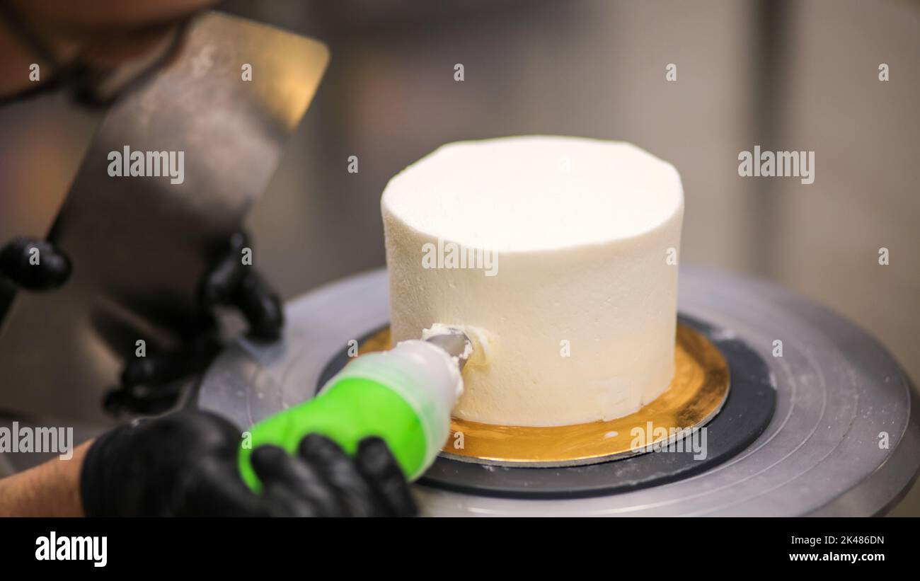 Royal icing piping bag hi-res stock photography and images - Alamy