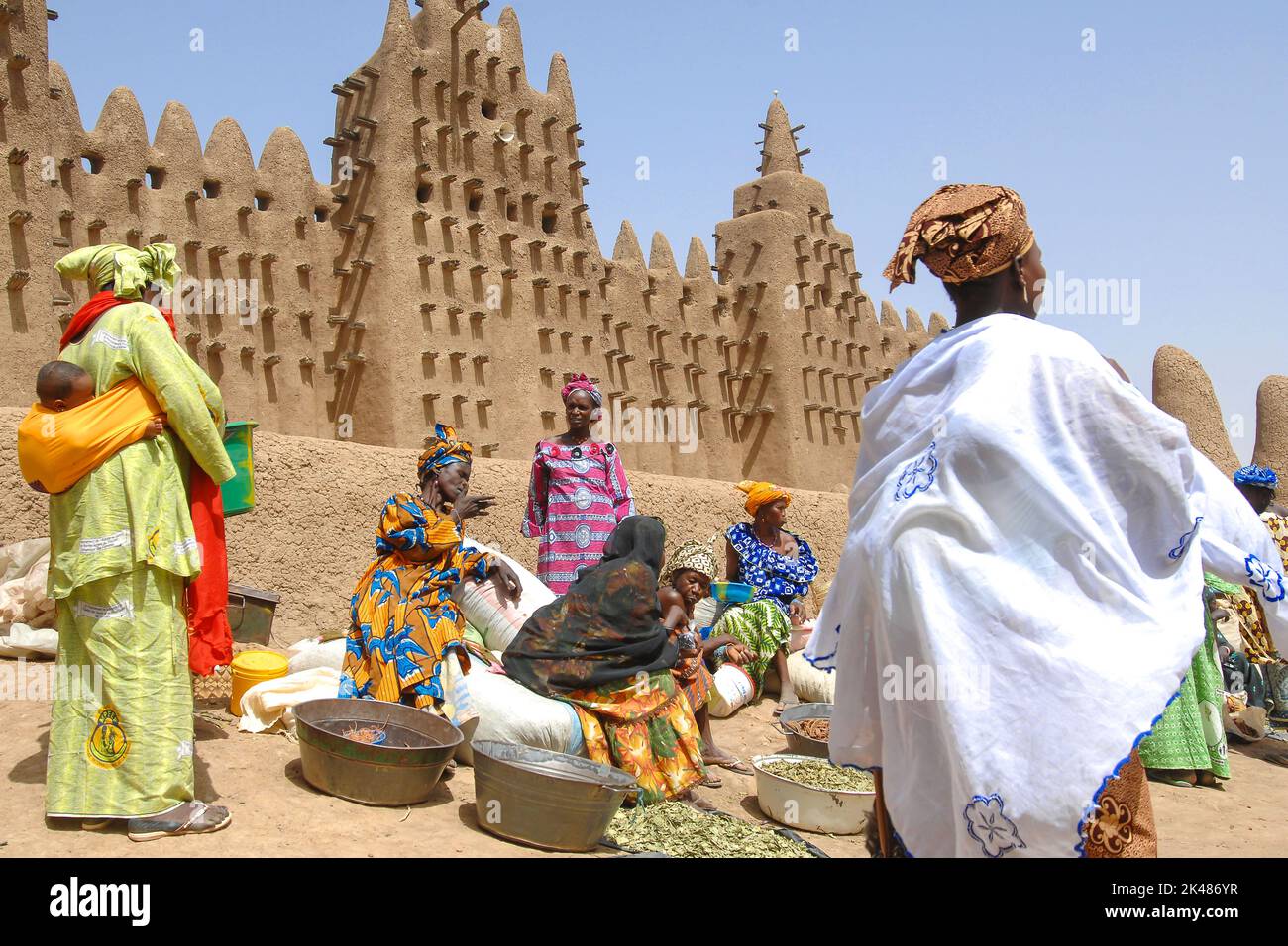 Mali. Djenne. Women at the monday market in front of the Djenne's ...