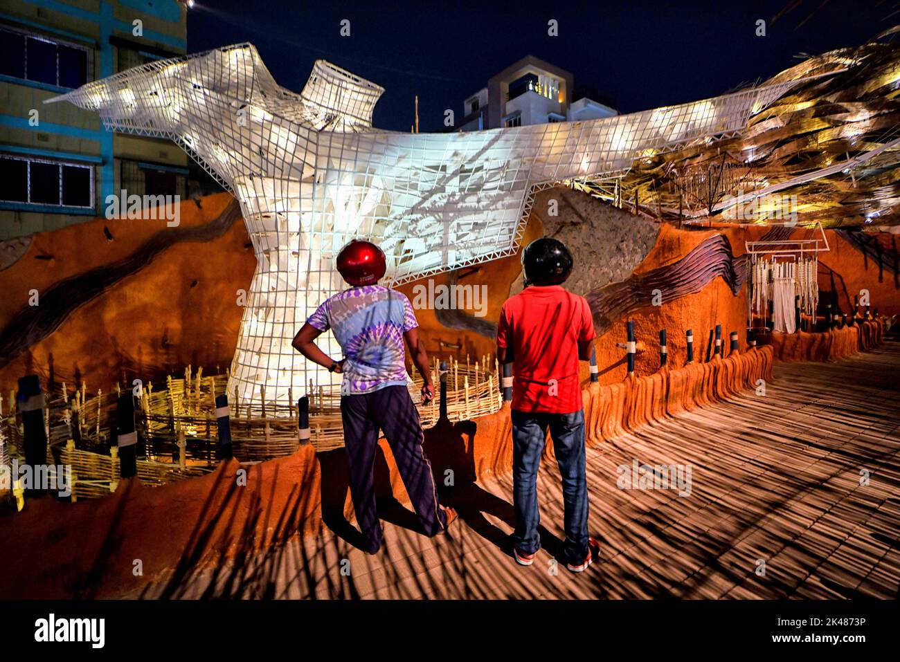 Kolkata, India. 30th Sep, 2022. Vistors seen in front of an ...