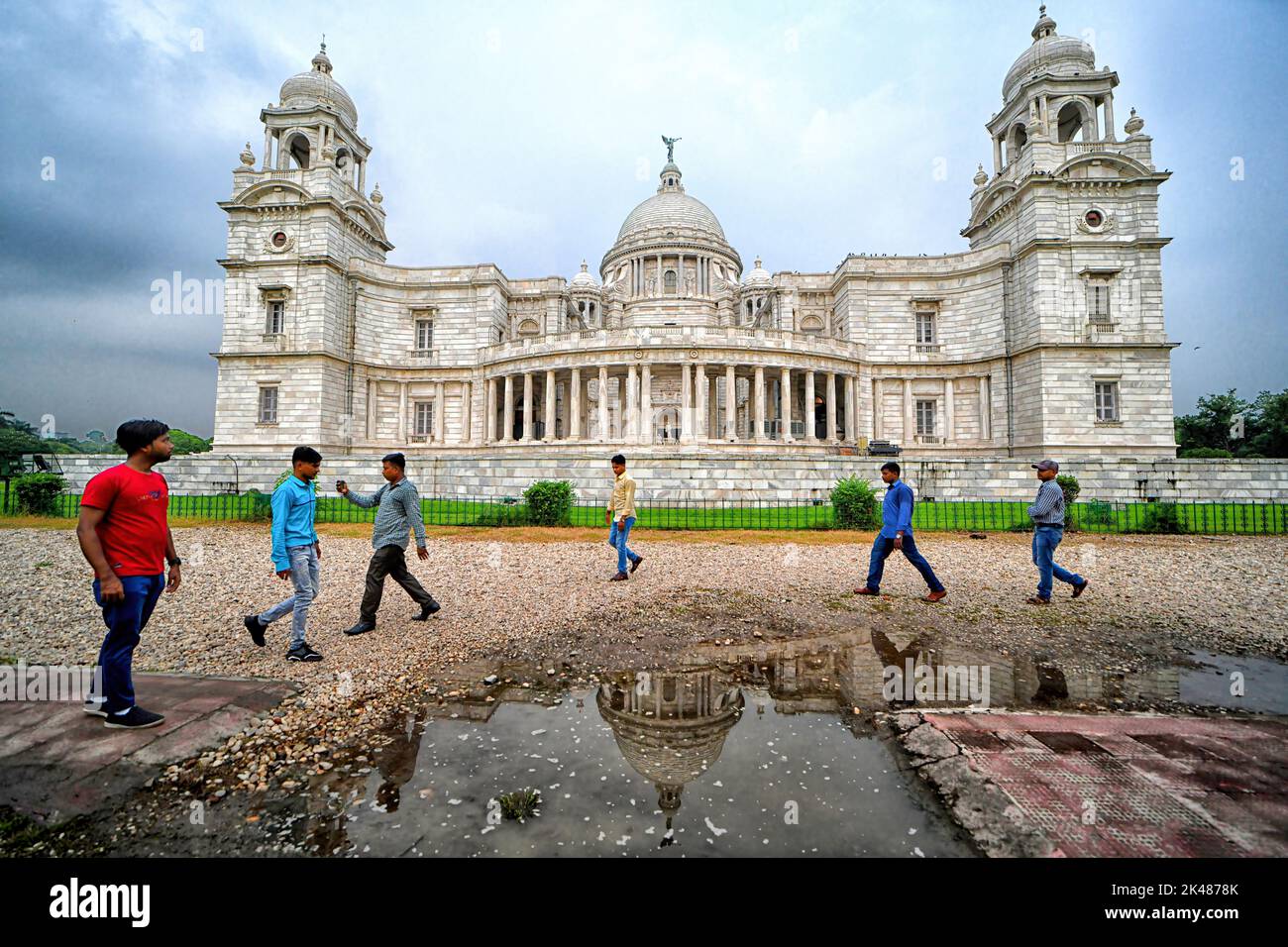 Kolkata, India. 28th Sep, 2022. Visitors seen roaming inside the lawn ...
