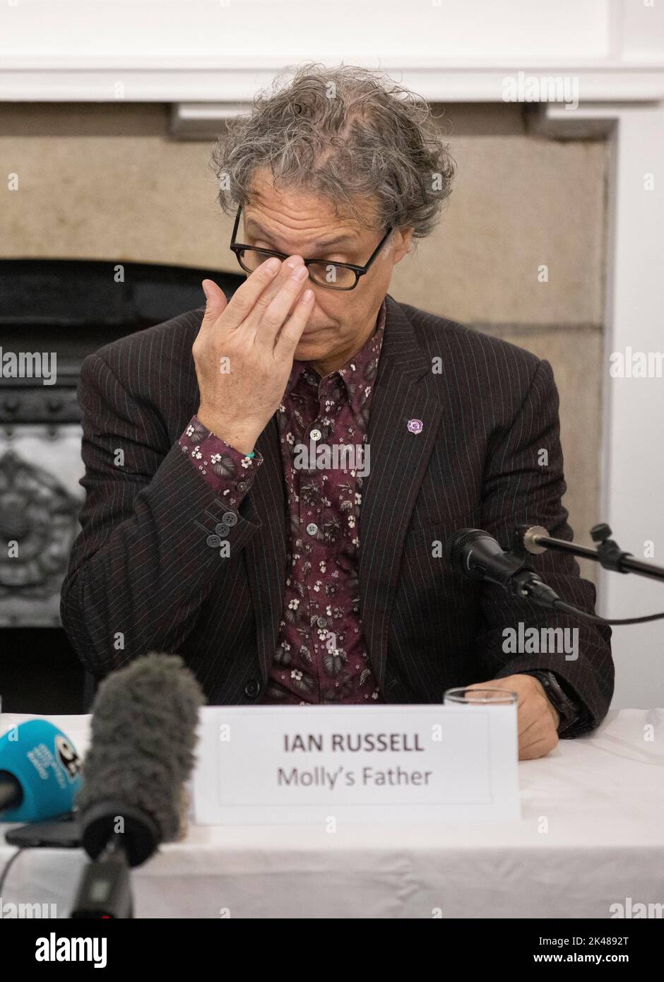 Negative impact of social media hi-res stock photography and images - Alamy