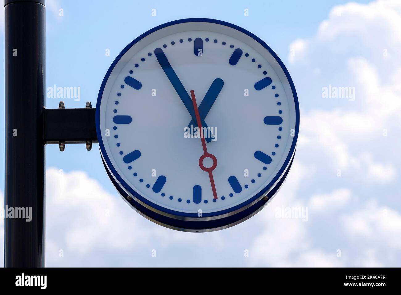 Train platform gouda station hi-res stock photography and images - Alamy