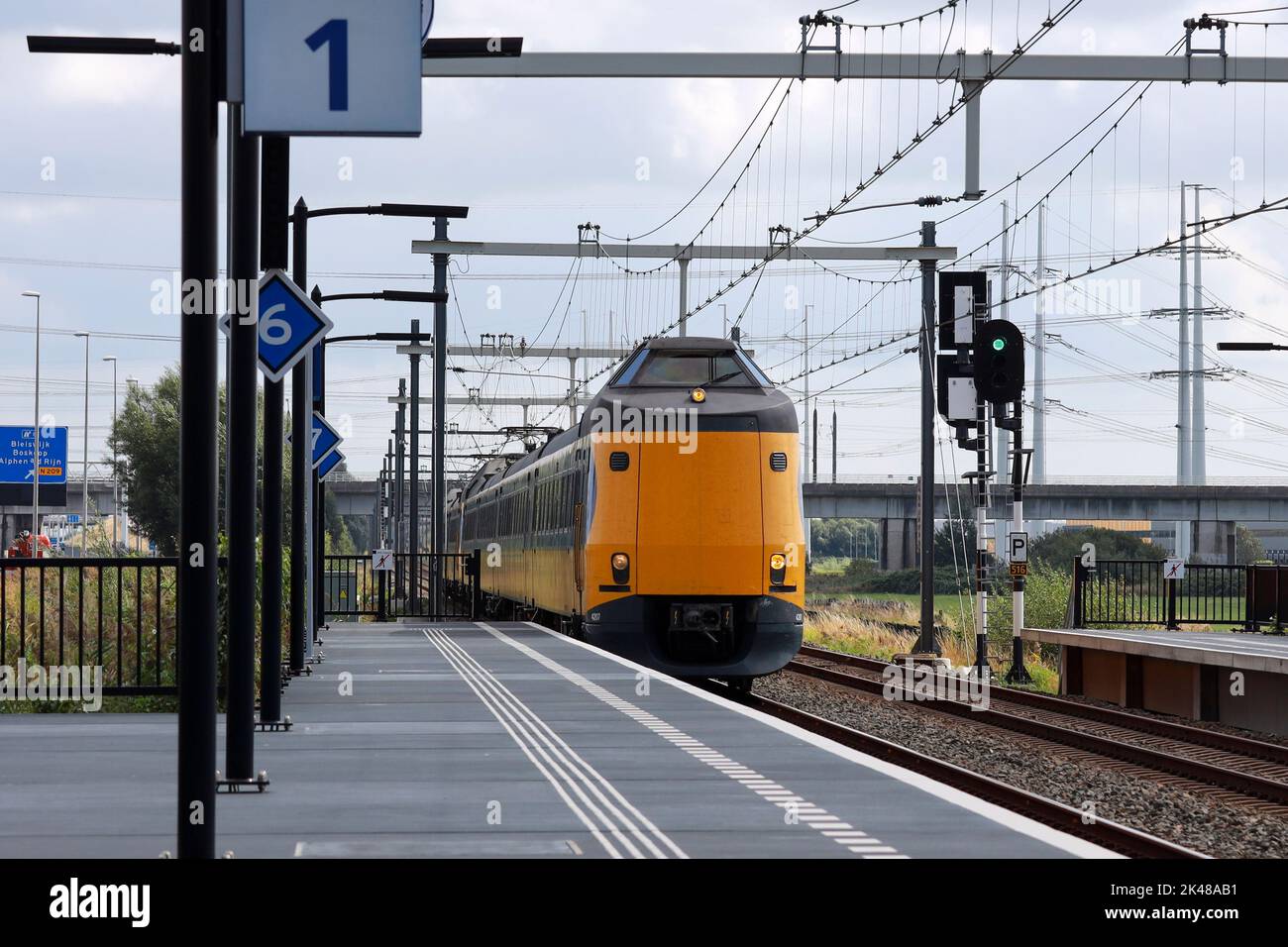 Train platform gouda station hi-res stock photography and images - Alamy