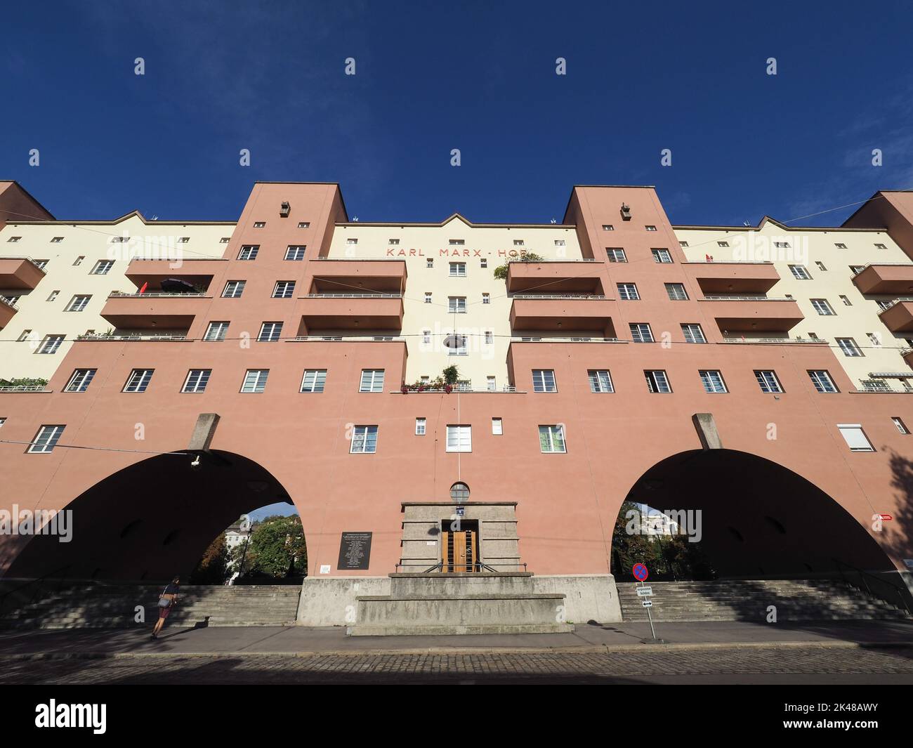 Karl Marx Hof housing complex in Heiligenstadt in Vienna, Austria Stock ...