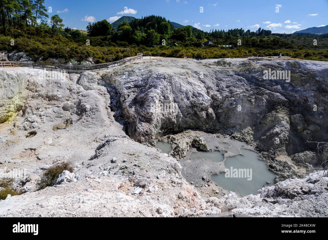 The 'Inferno crater' and boiling mud at the Wai-O-Tapu Thermal ...
