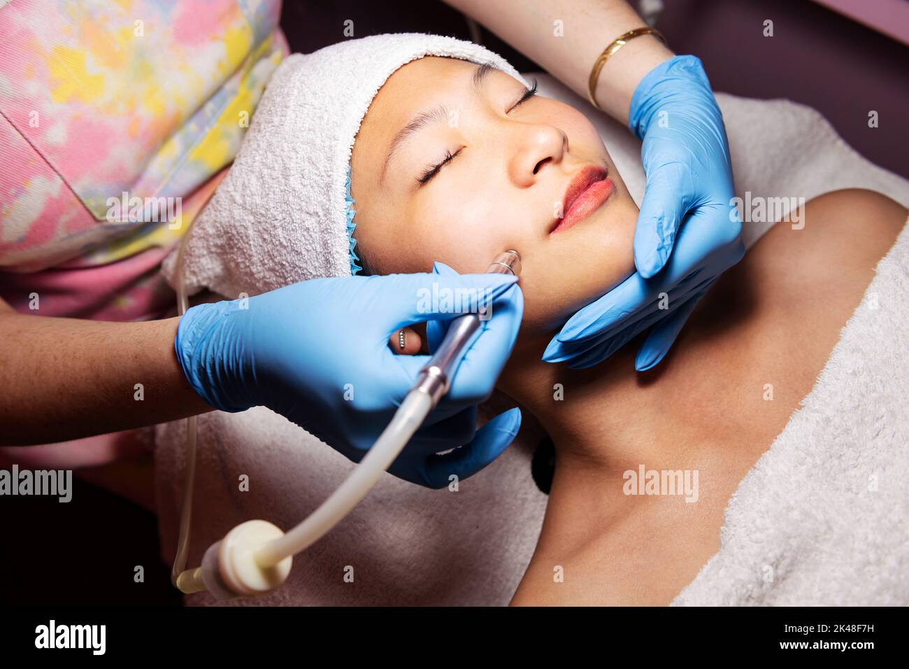 woman receiving an exfoliating facial treatment Stock Photo - Alamy
