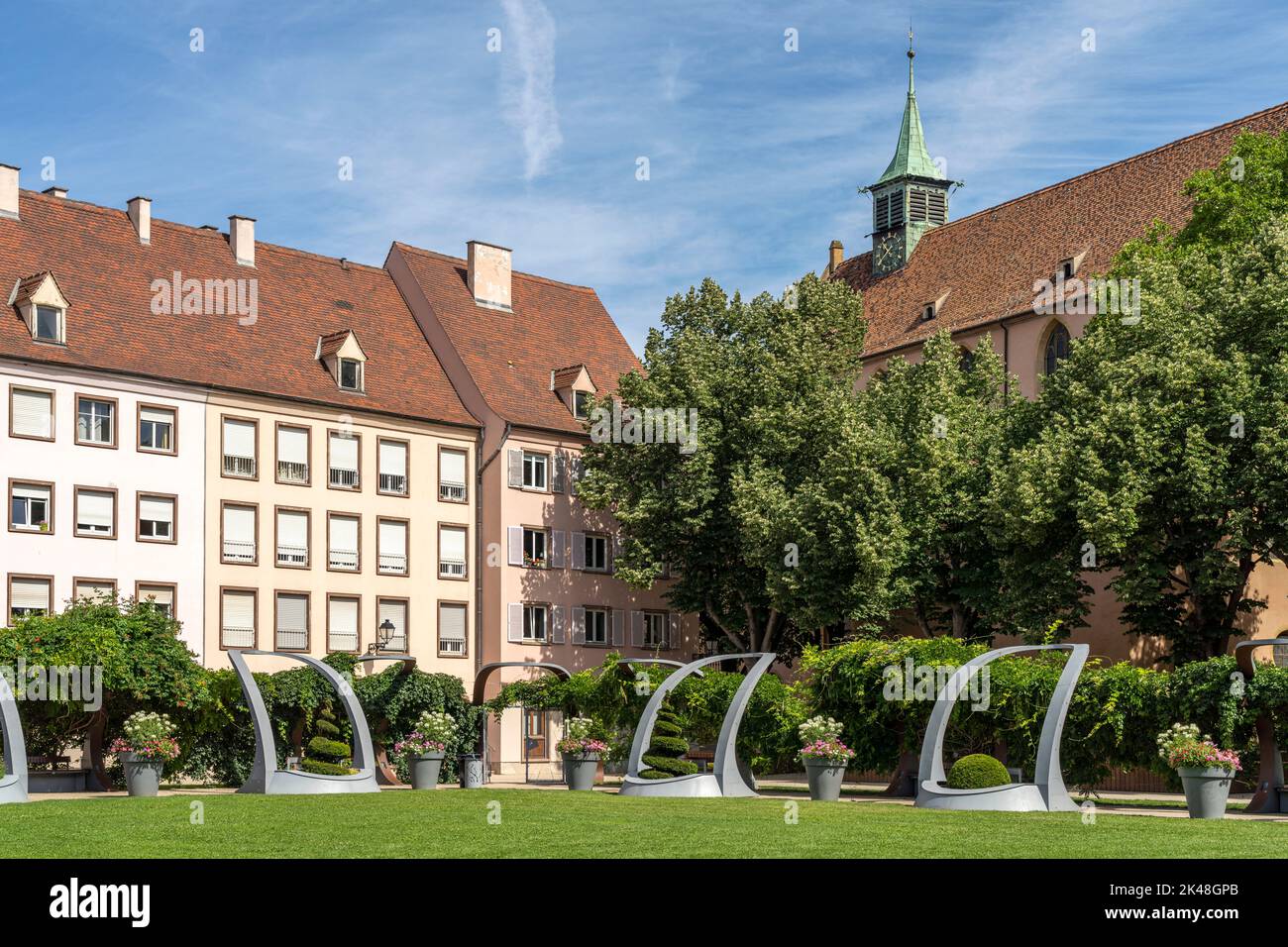 Der Platz Place de la Montagne Verte mit der Kirche Saint-Matthieu in ...