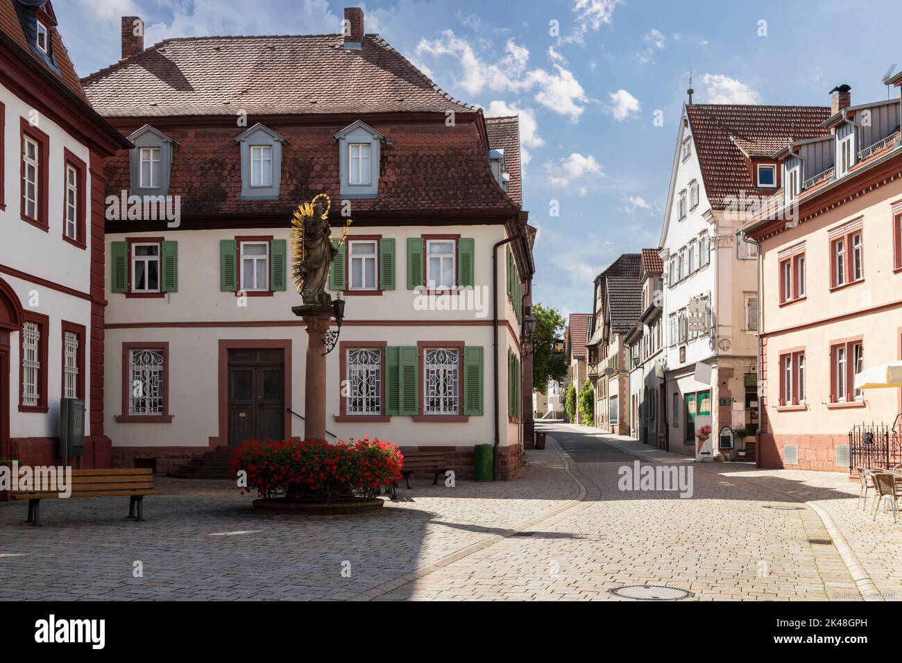 Narrow street in the small town of Lauda-Königshofen in Bavaria Stock ...