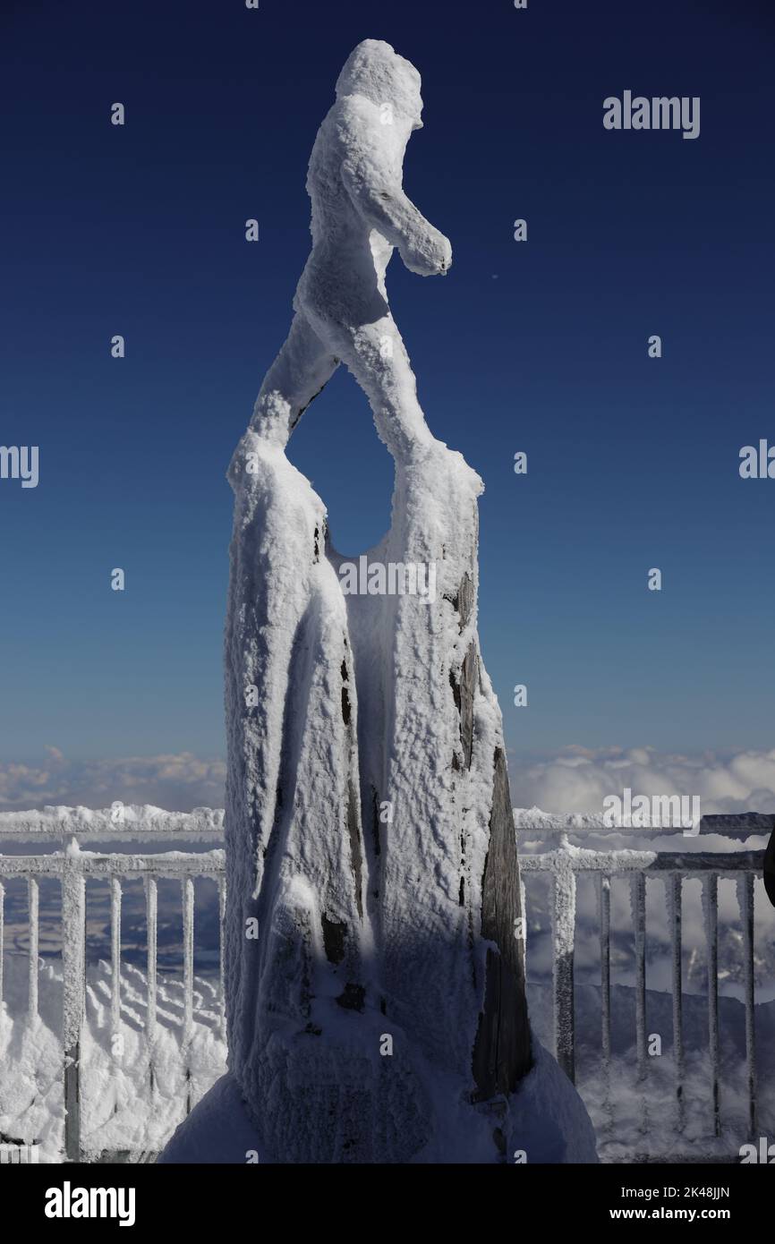 Die Holz Skulptur von Mario Gasser "Himmelsstürmer"auf der Zugspitze ...