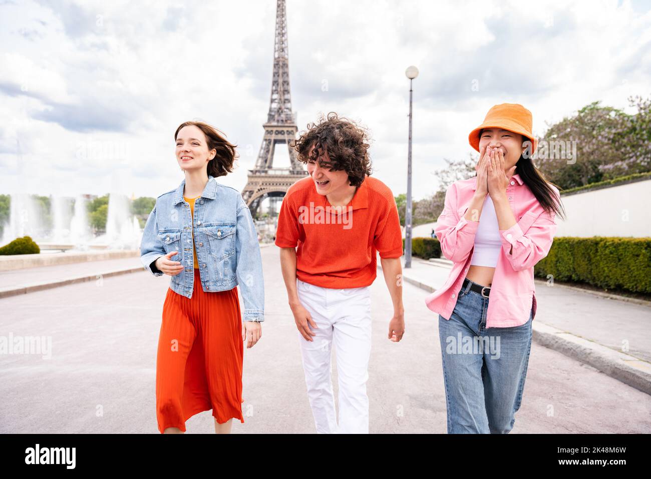 Group of young happy friends visiting Paris and Eiffel Tower, Trocadero ...