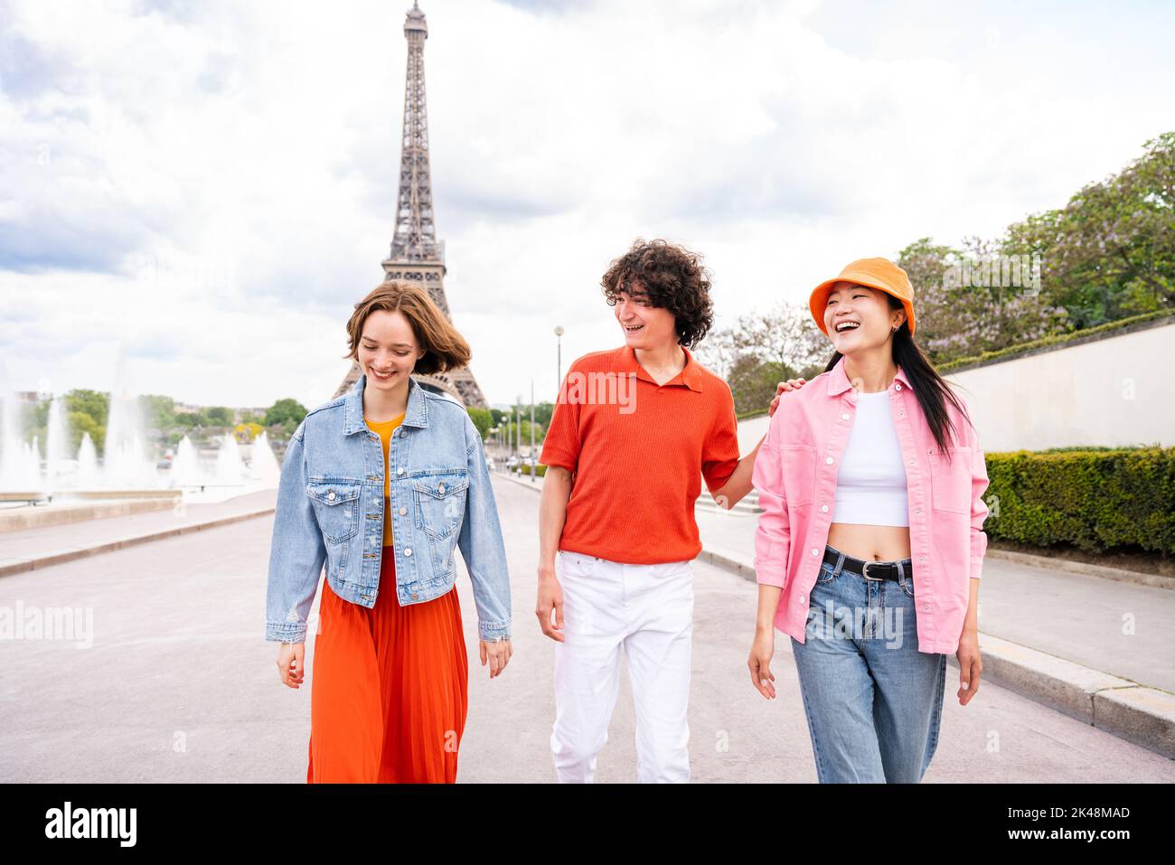 Group of young happy friends visiting Paris and Eiffel Tower, Trocadero ...