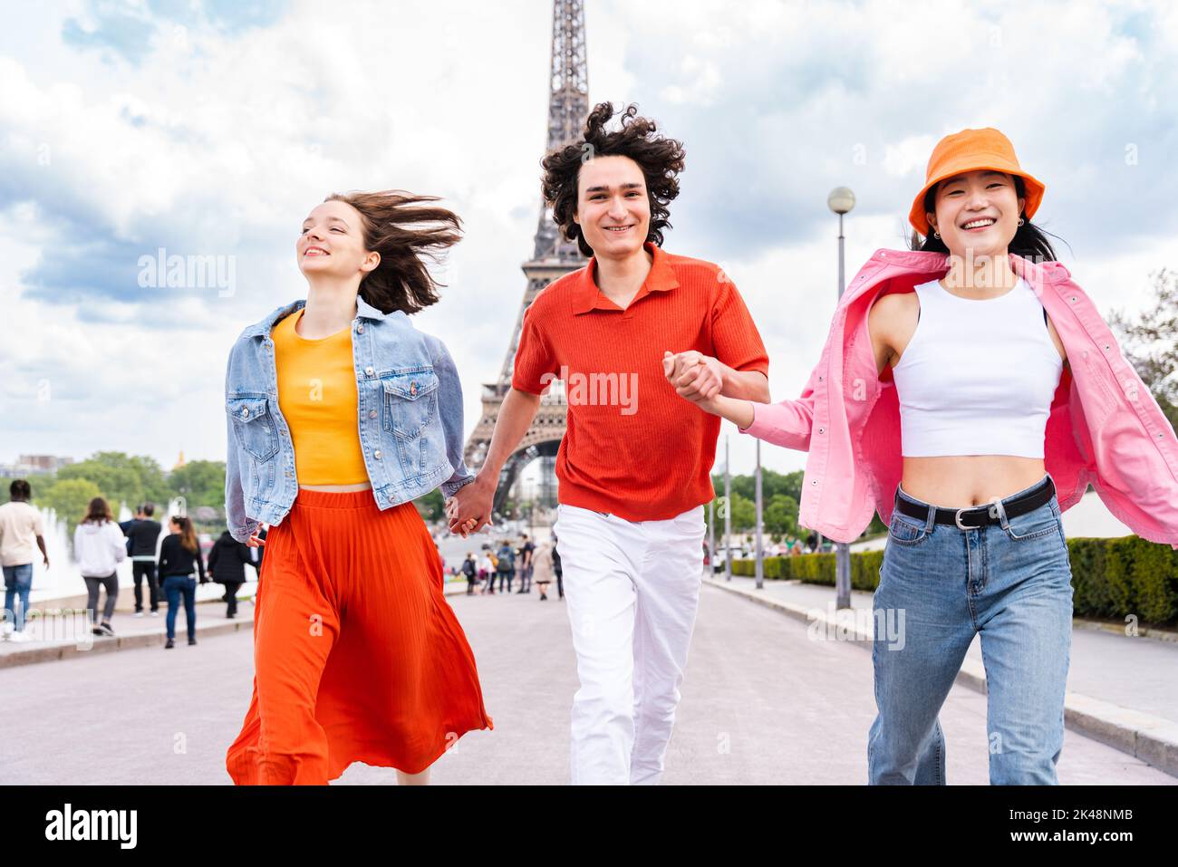 Group of young happy friends visiting Paris and Eiffel Tower, Trocadero ...
